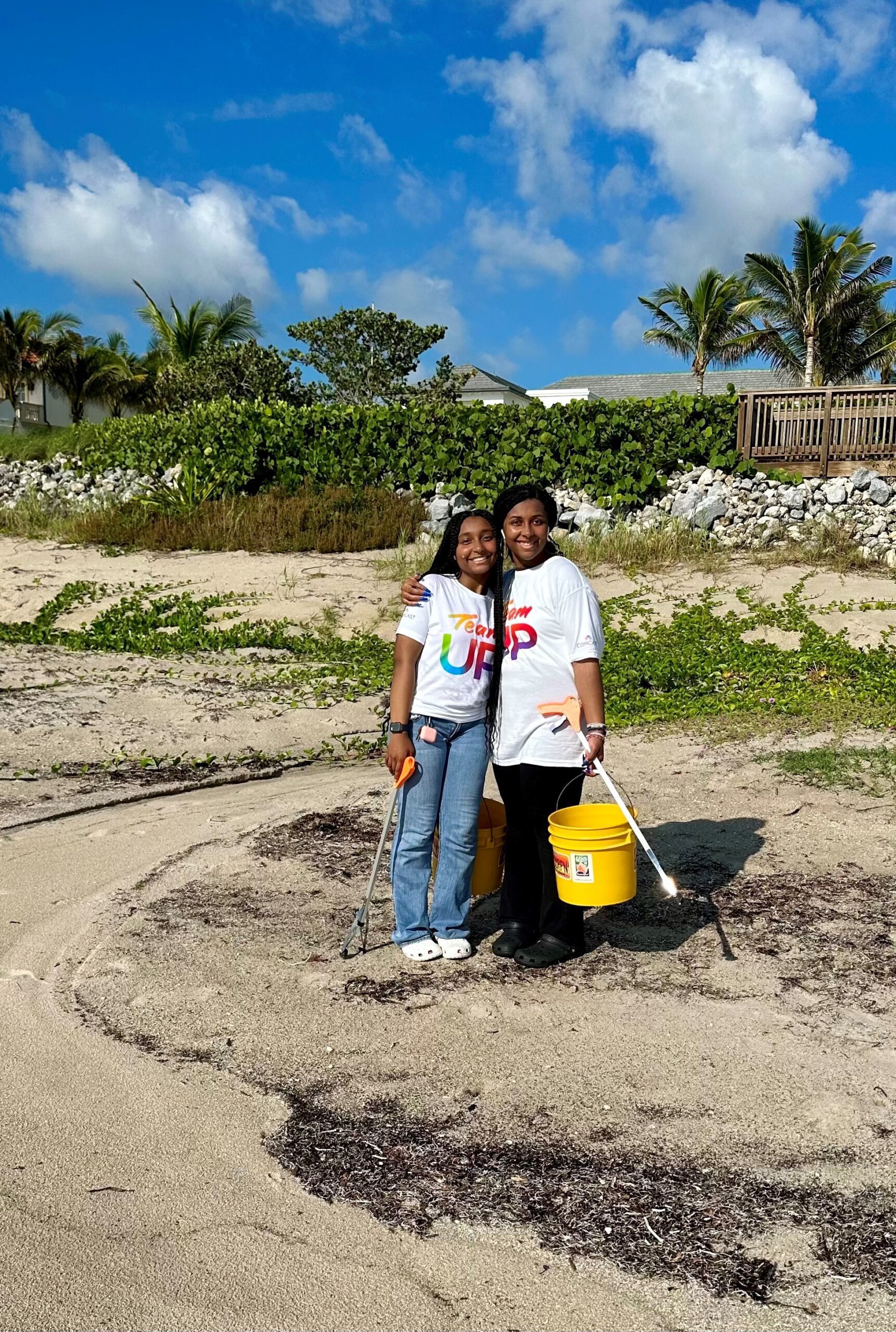 Florida Comcast Employees Beautify Beaches on International Coastal Cleanup Day | Comcast Florida